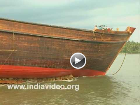 Launching an Uru (Arabian trading vessel) at Beypore, Country Boat ...